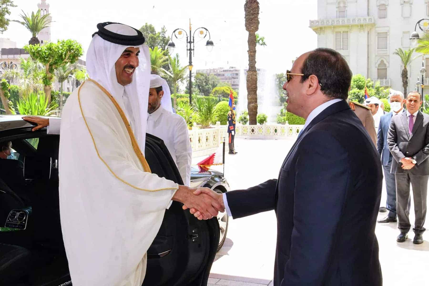 أمام أمير قطر.. مصري يفاجئ السيسي داخل مقر إقامته وهذا ما فعله (فيديو)