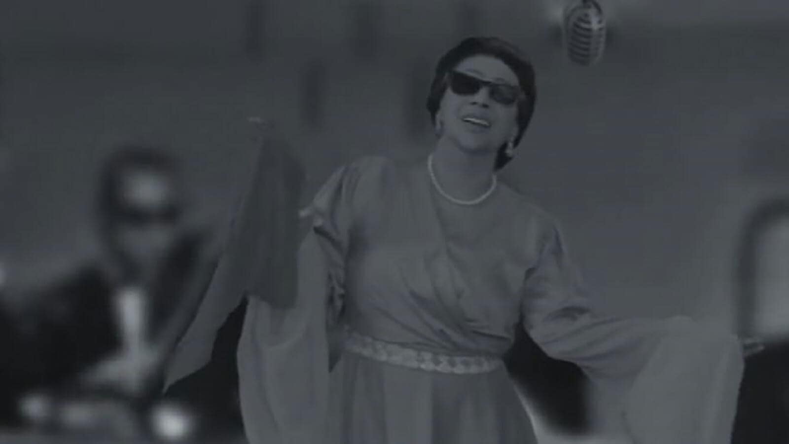 في "برودكات".. فنانة سعودية تقلد أم كلثوم بكل حركاتها وسكناتها (فيديو)